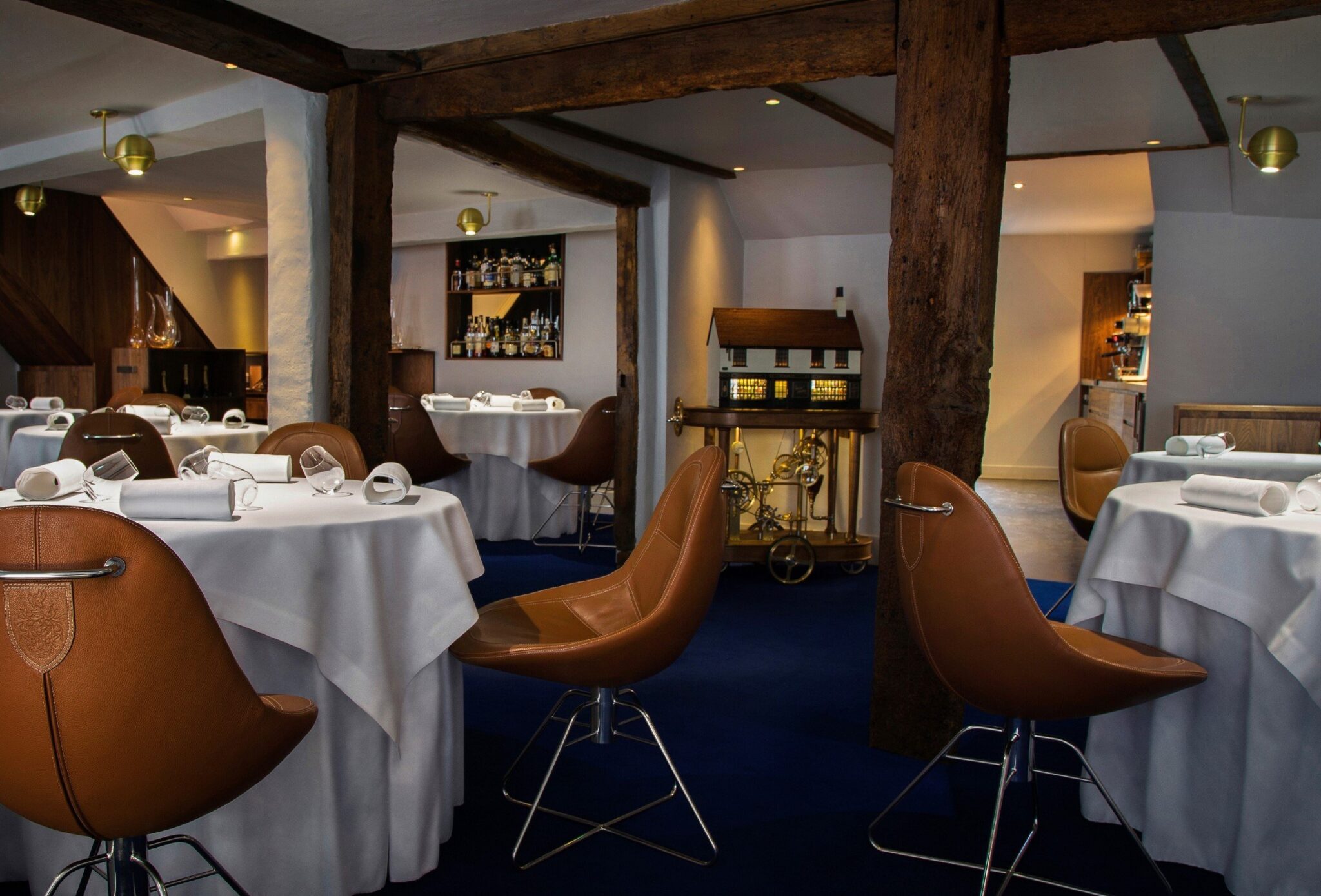From Table to Mood: How Designers Shape the Perfect Restaurant Ambience ...